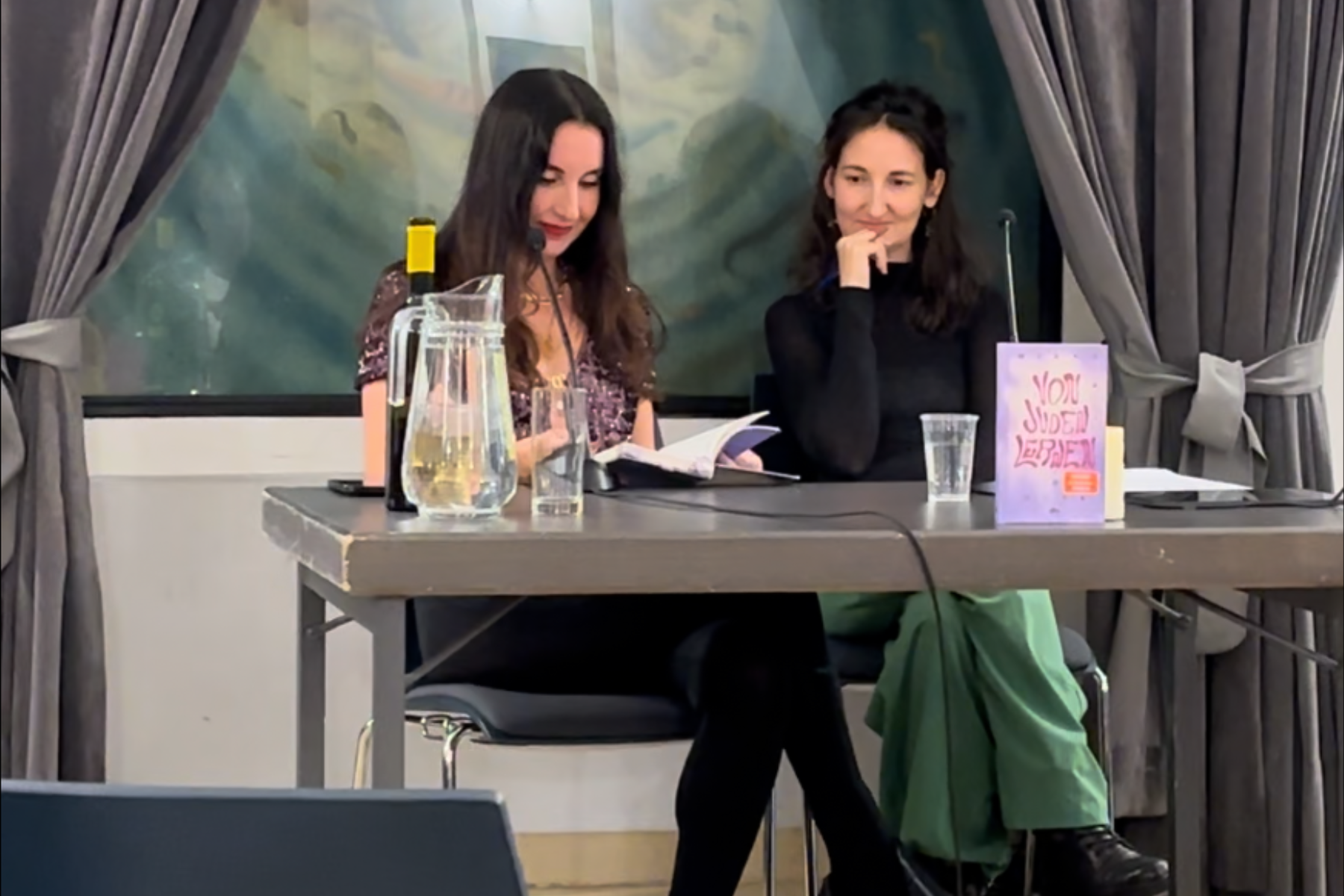 Mirna Funk im vollen Literaturcafé mit "Von Juden lernen ...